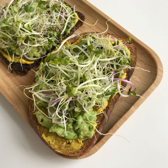 Wat eet je dan wel? - Geroosterd roggebrood met hummus en avocado - Wat ...